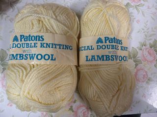 Patons Beehive Double Knitting Yarn, 興趣及遊戲, 手作＆自家設計, 工藝用品及工具 - Carousell