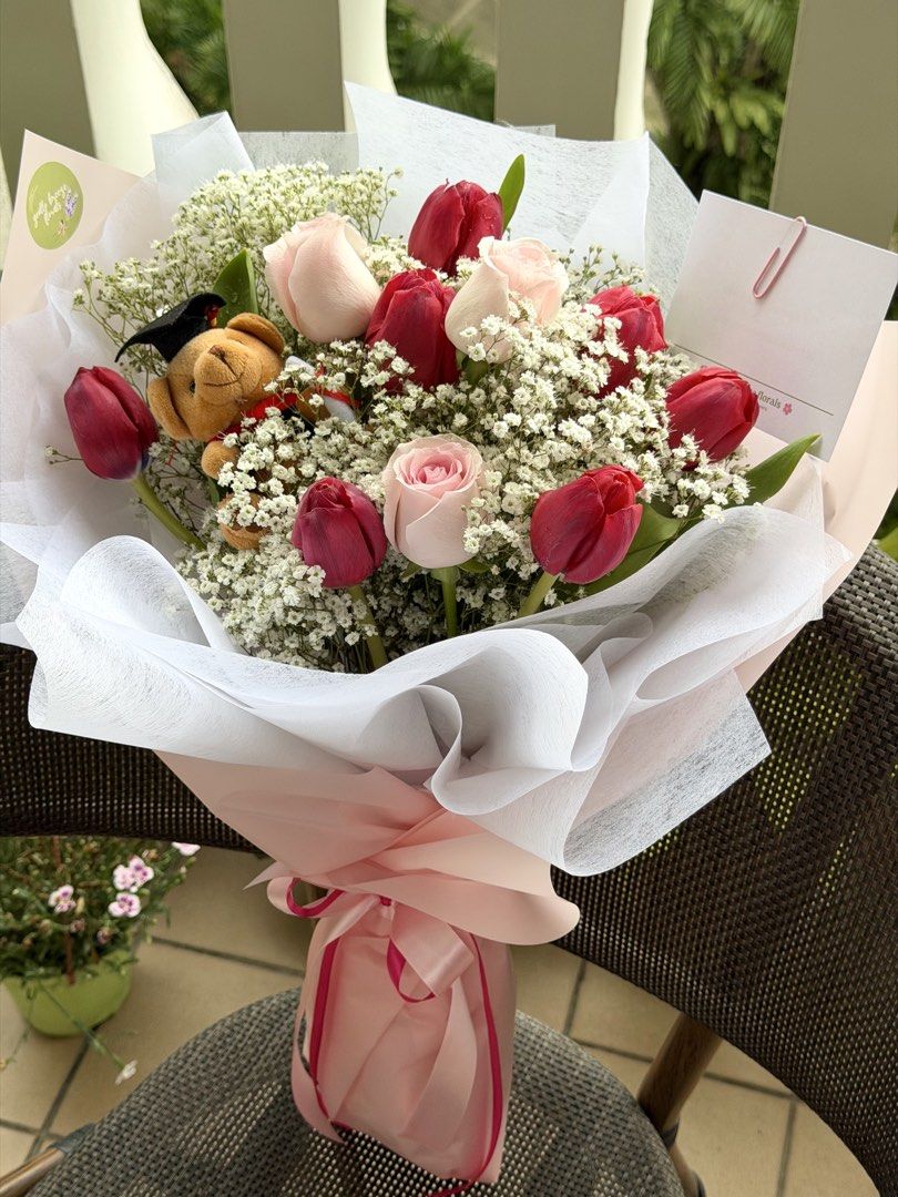 📣🎓Graduation Fresh Roses & Tulips flower bouquet, Hobbies & Toys ...