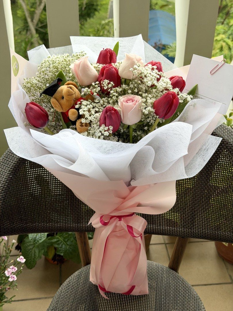 📣🎓Graduation Fresh Roses & Tulips flower bouquet, Hobbies & Toys ...
