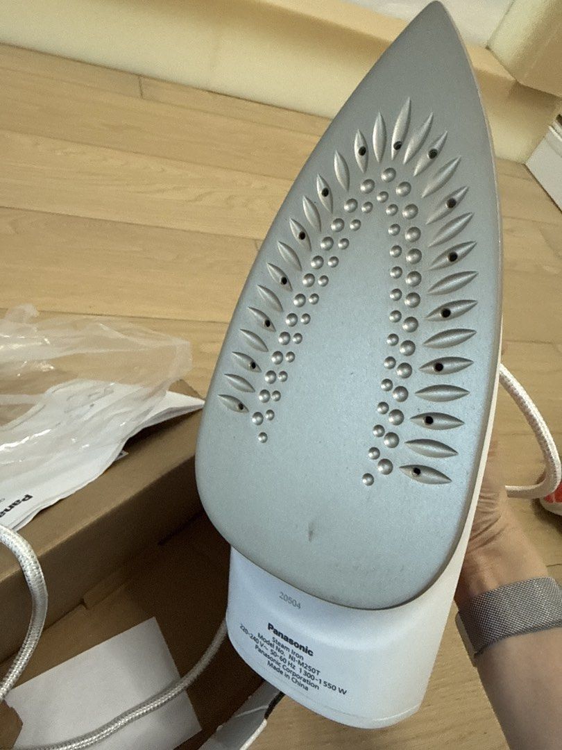 Panasonic Light & Easy Iron NI-M250T, 家庭電器, 熨斗及掛熨機 - Carousell
