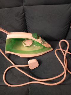 Panasonic Steam Iron - Pink and White, 家庭電器, 熨斗及掛熨機 - Carousell