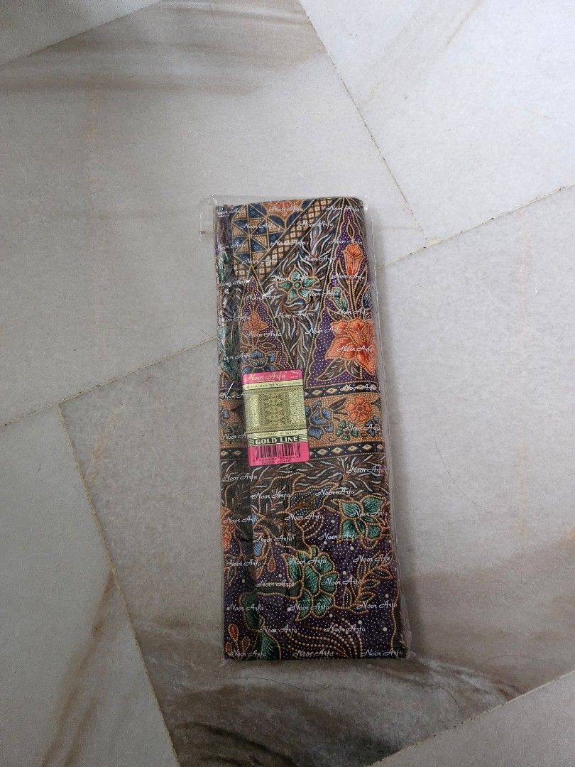Noor Arfa Batik Sarung Gold Line, Women's Fashion, Muslimah Fashion ...