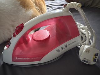 Panasonic Steam Iron - Pink and White, 家庭電器, 熨斗及掛熨機 - Carousell