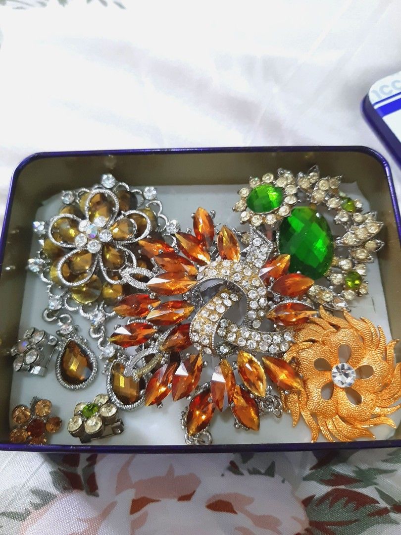 20 + 3 Brooches Set, Women's Fashion, Jewelry & Organisers, Necklaces ...