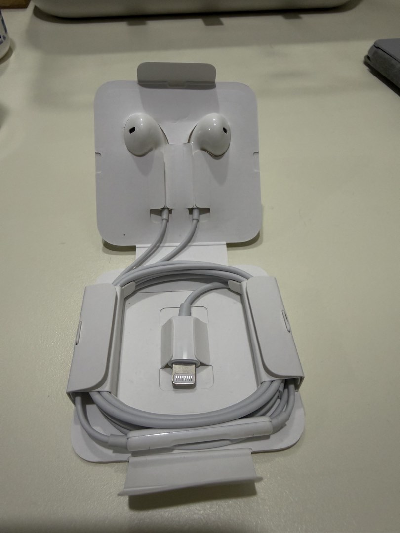 Apple EarPods Lightning Connector (Original), Audio, Earphones on Carousell