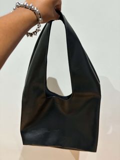 Black Tote Bag, Women's Fashion, Bags & Wallets, Tote Bags on Carousell
