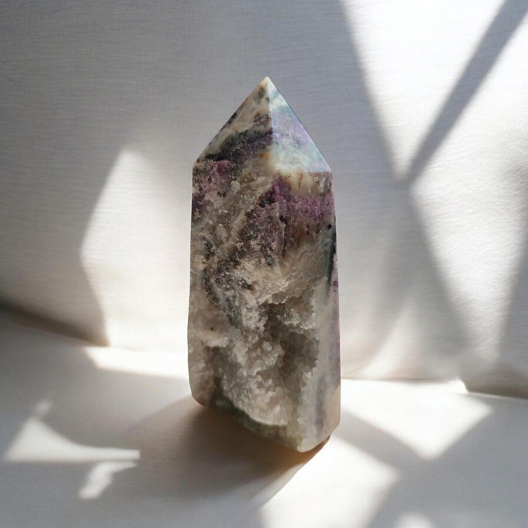 Fluorite Agate Tower Display, Women's Fashion, Jewelry & Organisers ...