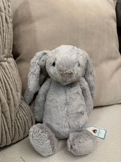 Jellycat Bashful Bunny Graduation Outfit 畢業兔兔, 興趣及遊戲, 玩具 & 遊戲類 - Carousell