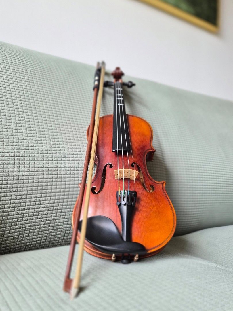 Acoustic Violin with Bow, Hobbies & Toys, Musical Instruments on Carousell