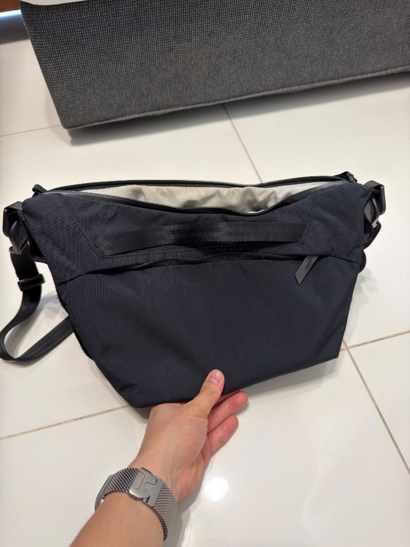 Alpaka Flow Satchel 4L, Men's Fashion, Bags, Sling Bags on Carousell