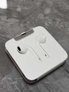 Apple EarPods with Lightning Connector, 音響器材, 耳機 - Carousell