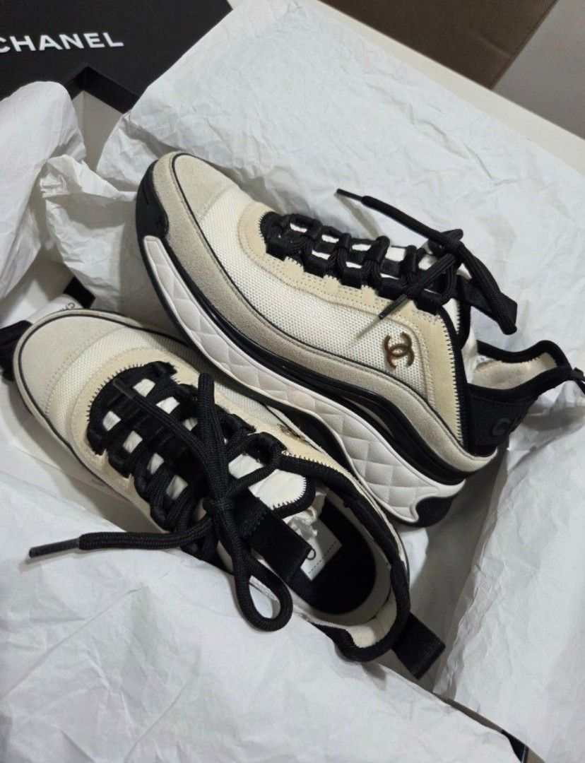 Chanel White Beige Suede Black CC Logo Sneakers / Chanel 米白黑併色 波鞋, 名牌 ...
