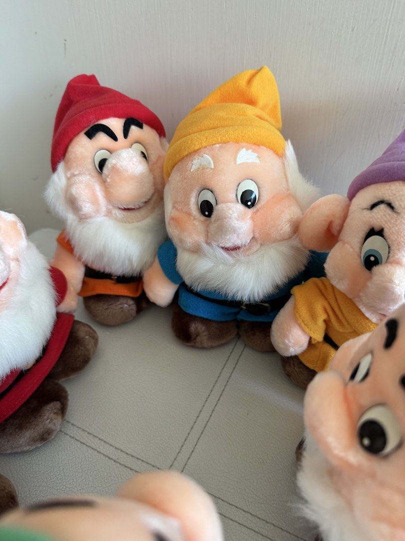 Disney Seven Dwarfs Plush Toys, 興趣及遊戲, 玩具 & 遊戲類 - Carousell