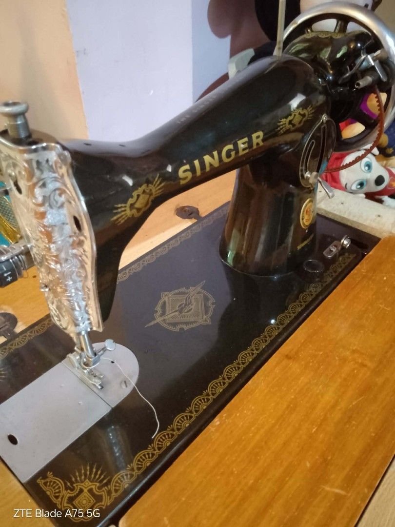 Singer Sewing Machine with Electronic Pedal and Cabinet, TV & Home ...