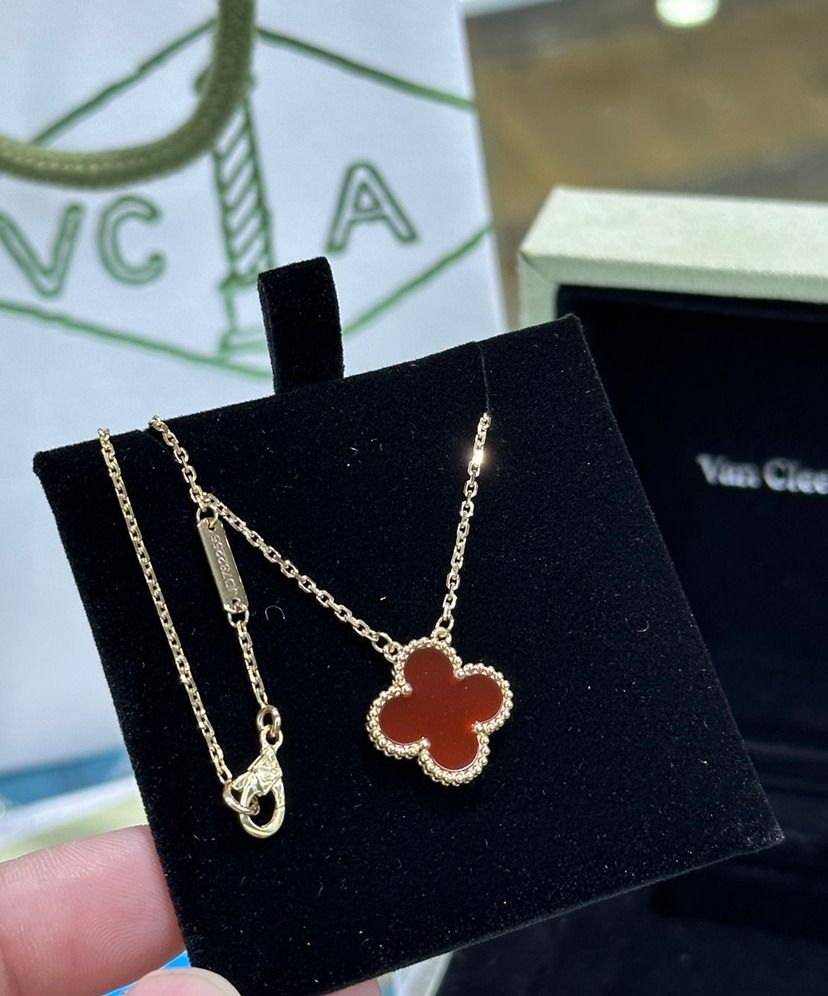 Vintage Alhambra Pendant Necklace, 1 motif, 18K Yellow Gold & Carnelian ...