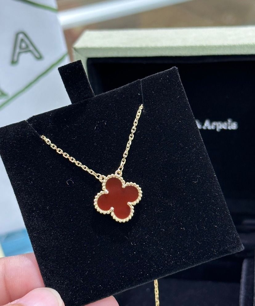 Vintage Alhambra Pendant Necklace, 1 motif, 18K Yellow Gold & Carnelian ...