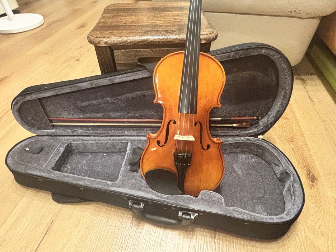 Violin with Case and Bow, 興趣及遊戲, 音樂、樂器 & 配件, 樂器 - Carousell