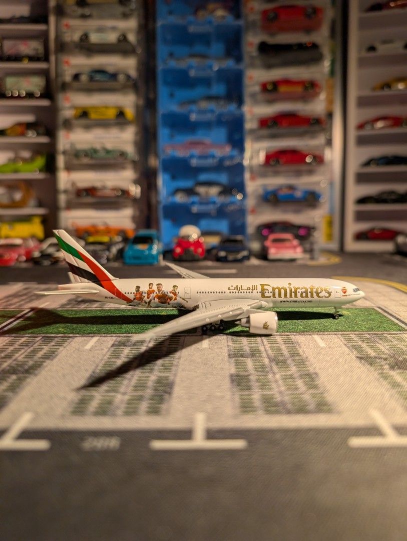 Emirates Boeing 777-200LR Model Airplane, Hobbies & Toys, Toys & Games ...