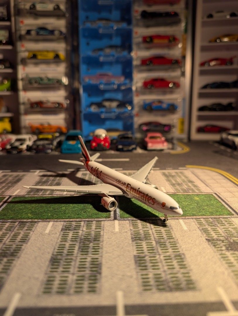 Emirates Boeing 777-200LR Model Airplane, Hobbies & Toys, Toys & Games ...