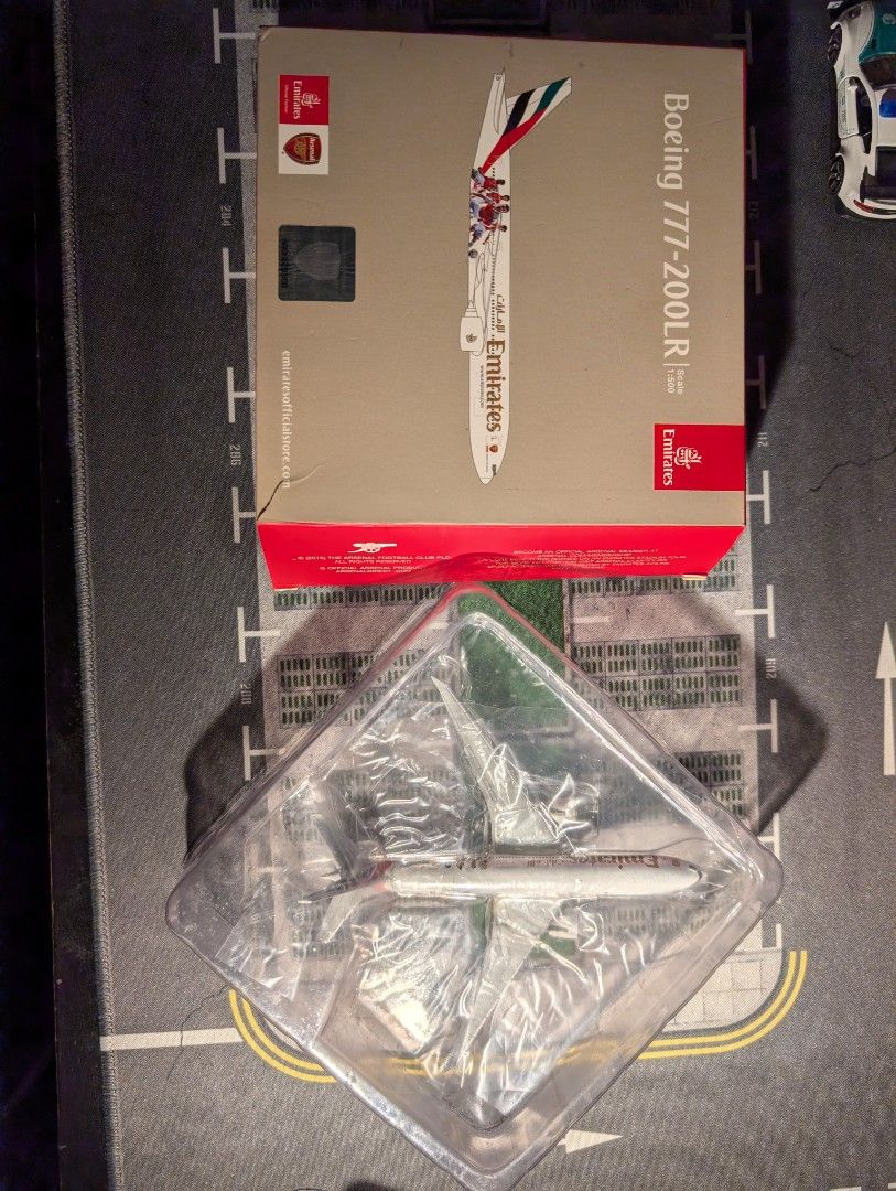 Emirates Boeing 777-200LR Model Airplane, Hobbies & Toys, Toys & Games ...