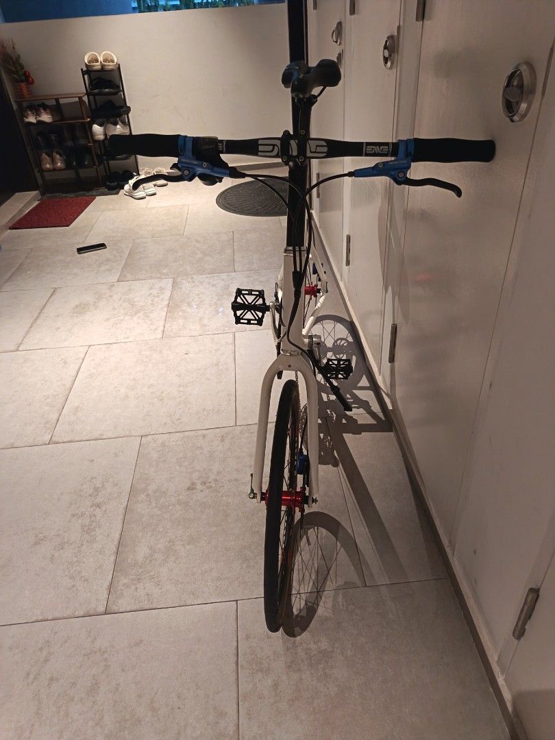 White brandless Bicycle with Disc Brakes ( selling urgently!!), Sports ...