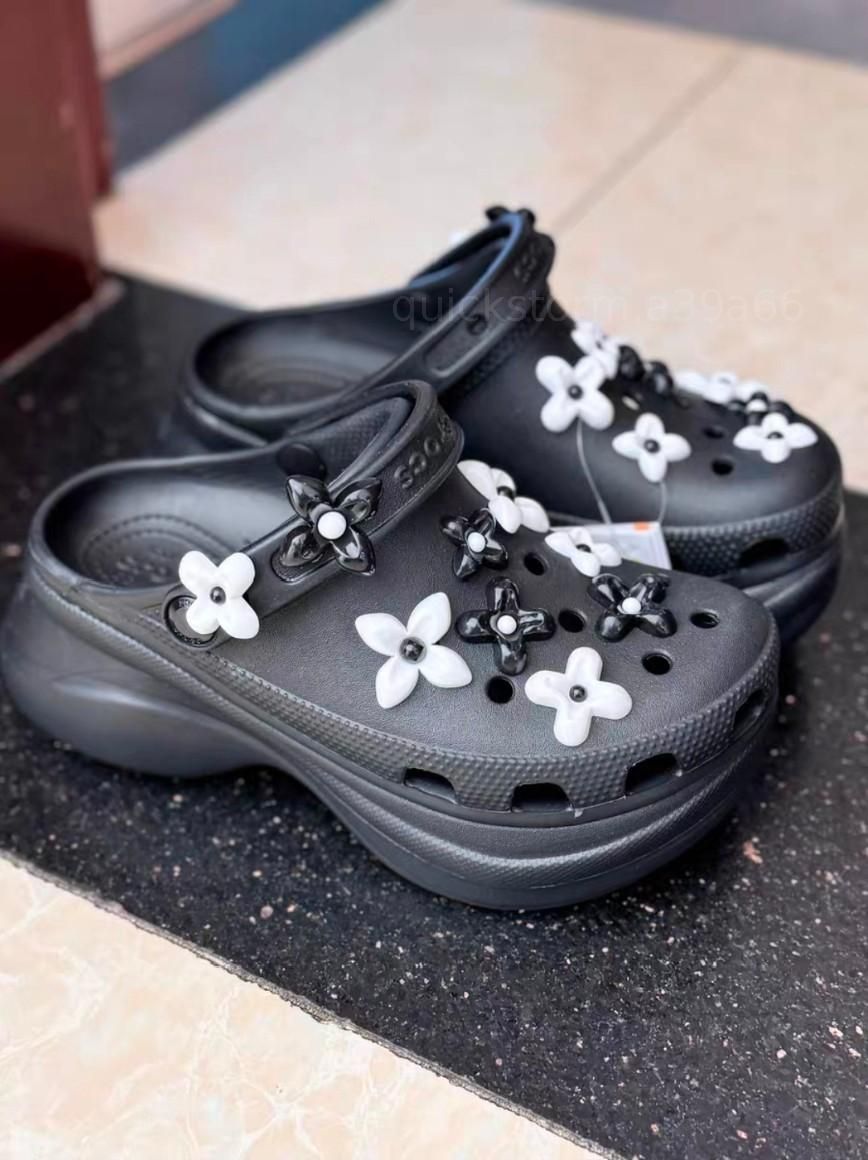 全新正品Crocs戶外涼鞋 鯨魚款 香港專櫃清貨限時特價, 女裝, 鞋, 拖鞋 - Carousell