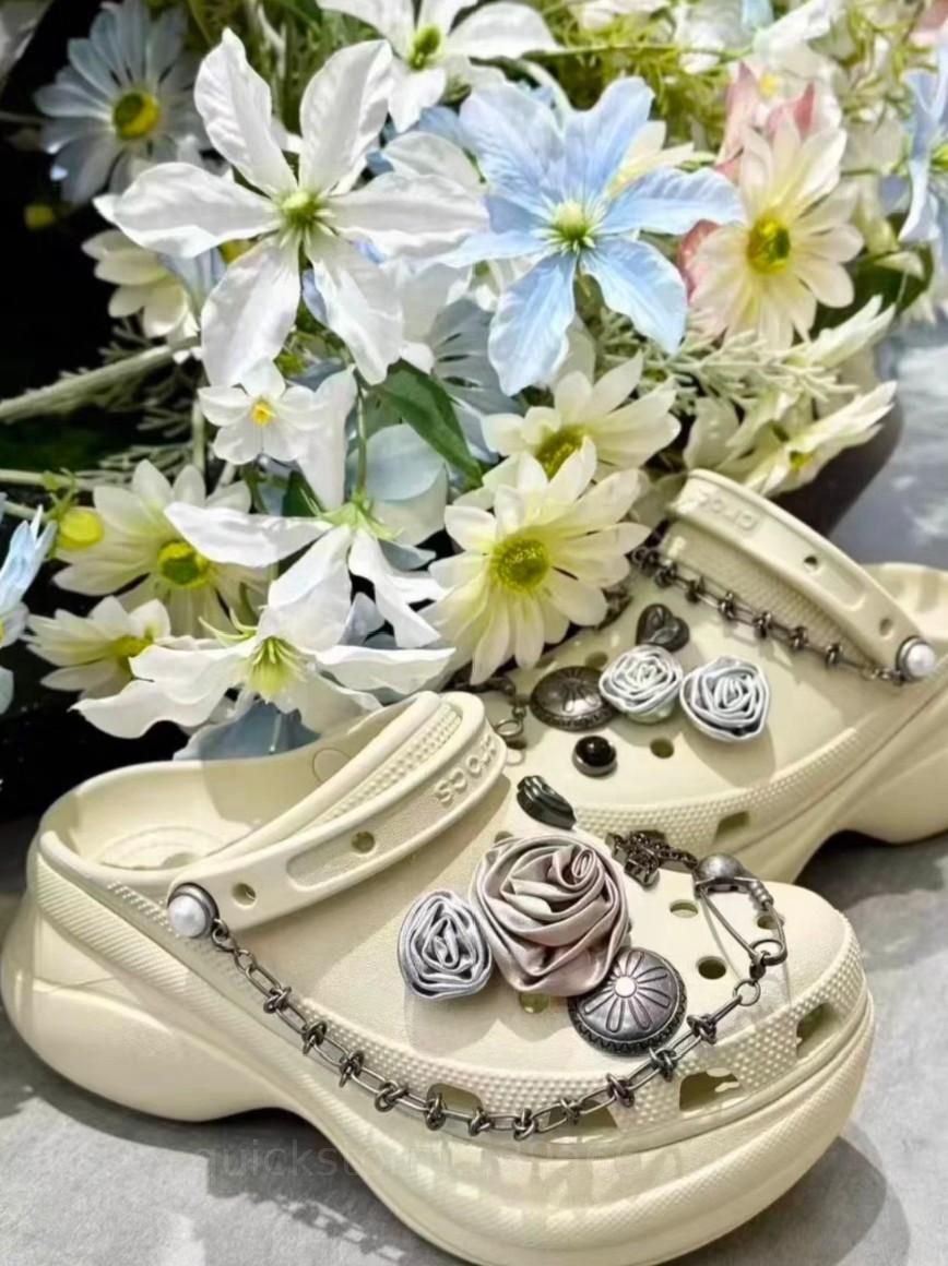 全新正品Crocs戶外涼鞋 鯨魚款 香港專櫃清貨限時特價, 女裝, 鞋, 拖鞋 - Carousell