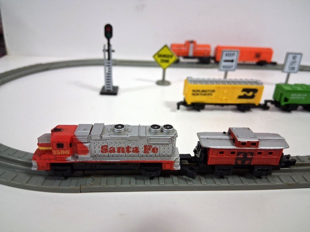 二手 Galoob Micro Machine Mini Train Set With 12 Tracks 迷你先鋒 火車系列, 興趣及遊戲 ...