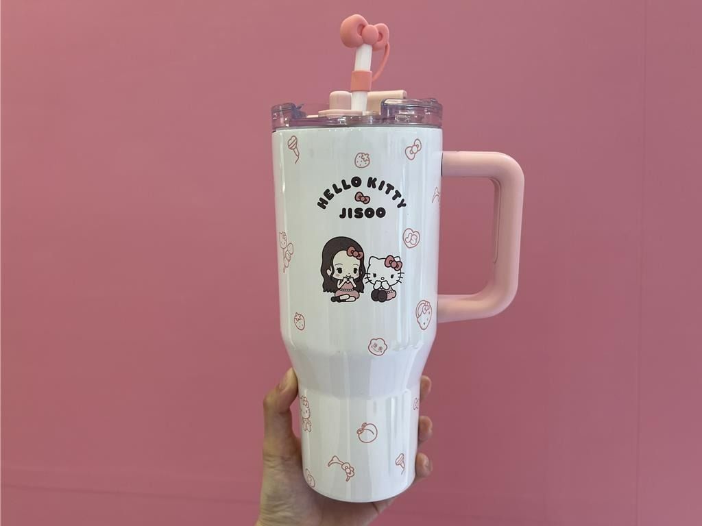 ⭐現貨⭐Hello Kitty x Jisoo 保溫杯⭐ Blackpink ⭐ Jisoo聯名 ⭐, 興趣及遊戲, 收藏品及紀念品, 明星 ...