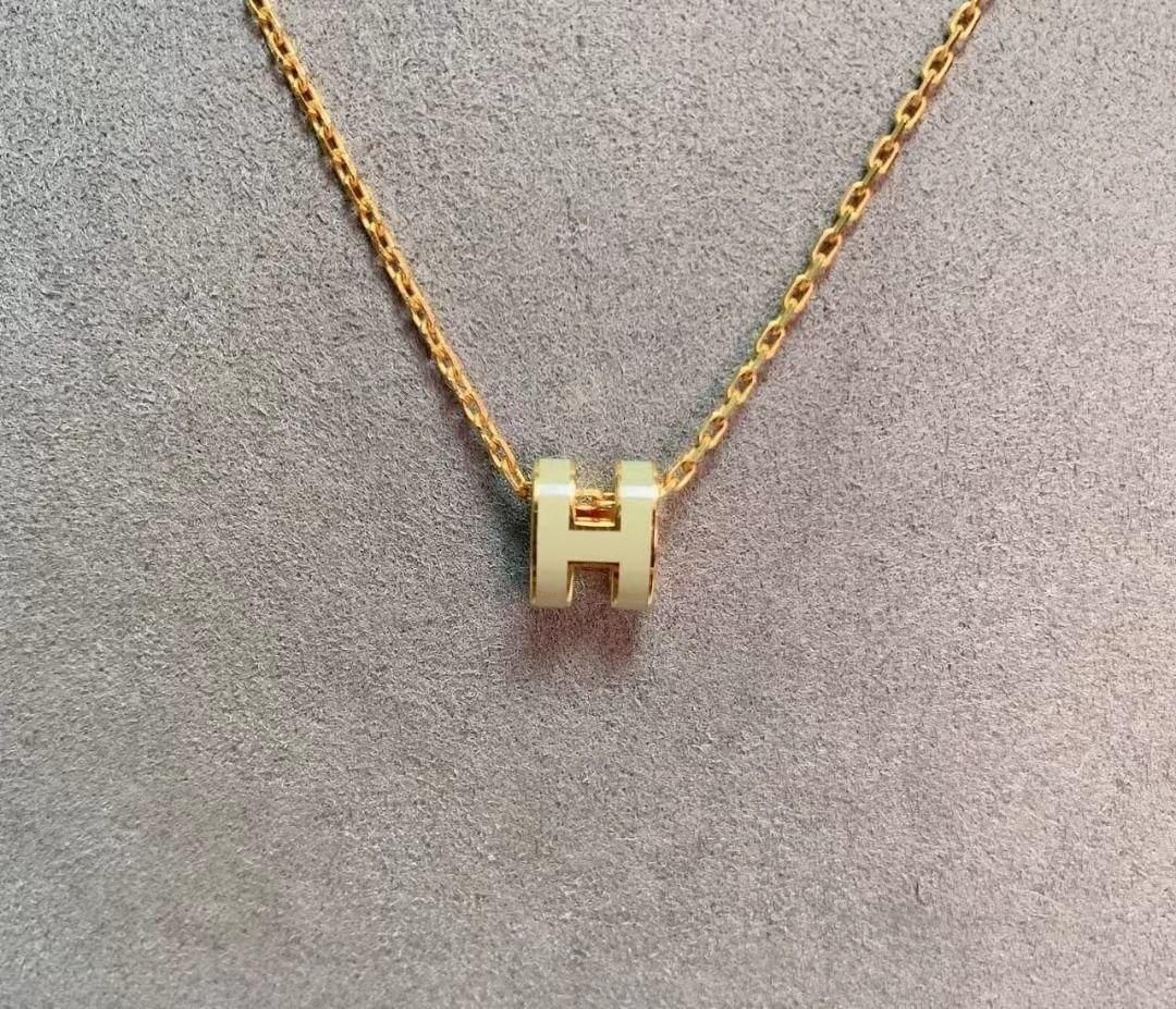 愛馬仕HERMES MINI POP H Logo裝飾女款項鏈 白色吊墜+玫瑰金色鏈條, 女裝, 飾物及配件, 頸鍊 - Carousell