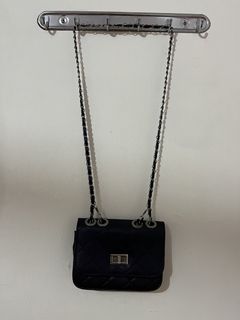 Black Quilted Chain Shoulder Bag, Women's Fashion, Bags & Wallets ...