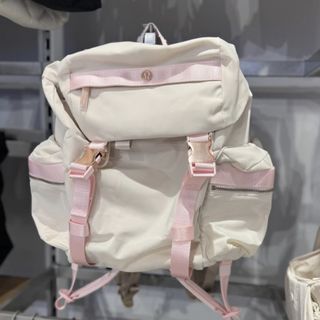 全新🌸 lululemon New Crew Backpack 22L大容量瑜珈運動防水雙肩包, 女裝, 手袋及銀包, 背囊 - Carousell