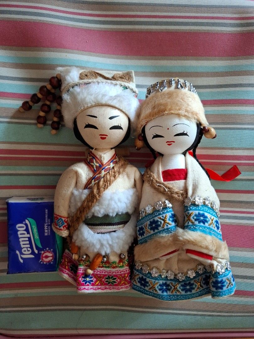 China ethnic style figures 雲南少數民族木偶公仔一對, 傢俬＆家居, 家居裝飾, 家居裝飾 - 其他 - Carousell