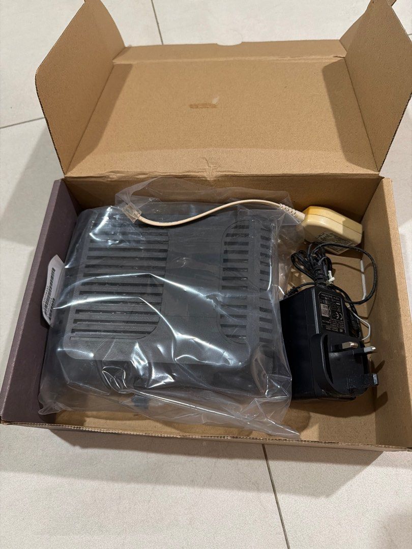 Huawei EchoLife Router with Power Adapter, Computers & Tech, Parts ...