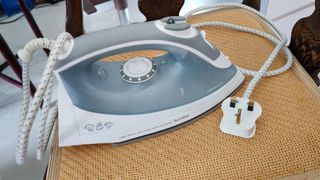 Panasonic Steam Iron - Pink and White, 家庭電器, 熨斗及掛熨機 - Carousell