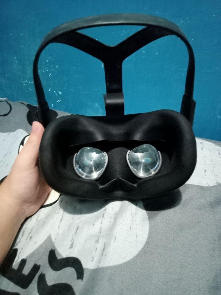 Oculus Quest 1 VR Headset with Controllers and Case, Video Gaming ...
