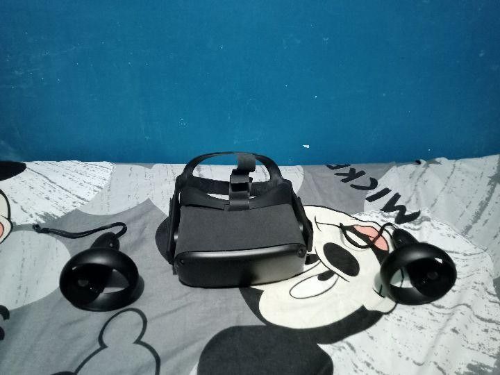 Oculus Quest 1 VR Headset with Controllers and Case, Video Gaming ...