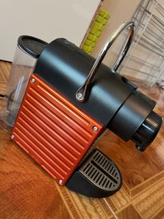 Red Nespresso Coffee Machine, 家庭電器, 廚房電器, 咖啡機及咖啡壺 - Carousell