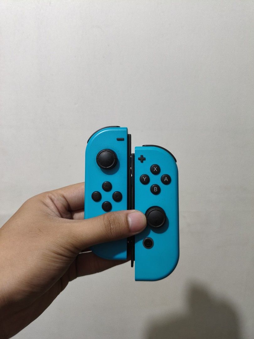 Nintendo Switch Joy-Cons and 8Bitdo Ultimate C Wireless Controller ...
