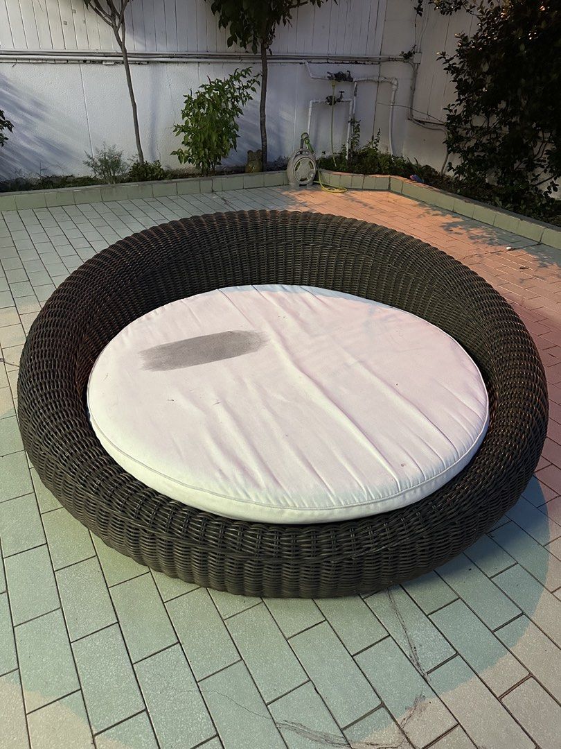 Round Wicker Outdoor Daybed with Cushion, 傢俬＆家居, 戶外家具 - Carousell