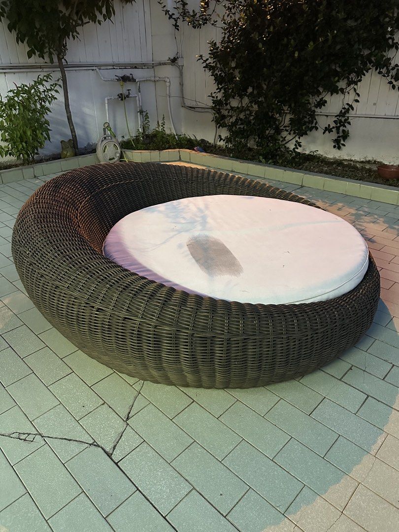 Round Wicker Outdoor Daybed with Cushion, 傢俬＆家居, 戶外家具 - Carousell