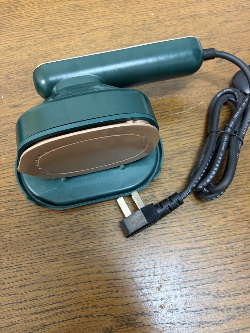 Portable Mini Iron with Base and Snoopy Tissue Pack, 家庭電器, 熨斗及掛熨機 ...