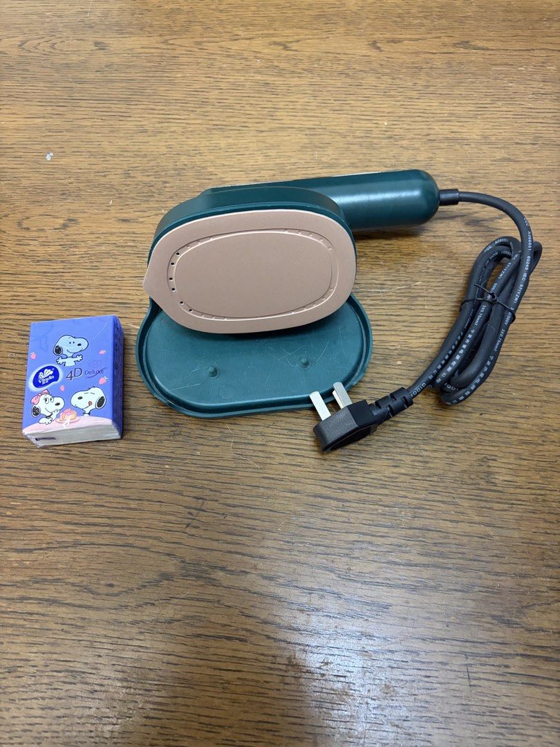 Portable Mini Iron with Base and Snoopy Tissue Pack, 家庭電器, 熨斗及掛熨機 ...