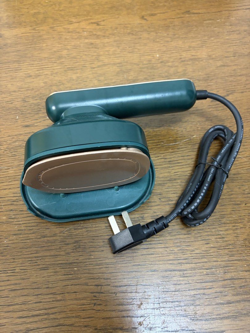 Portable Mini Iron with Base and Snoopy Tissue Pack, 家庭電器, 熨斗及掛熨機 ...