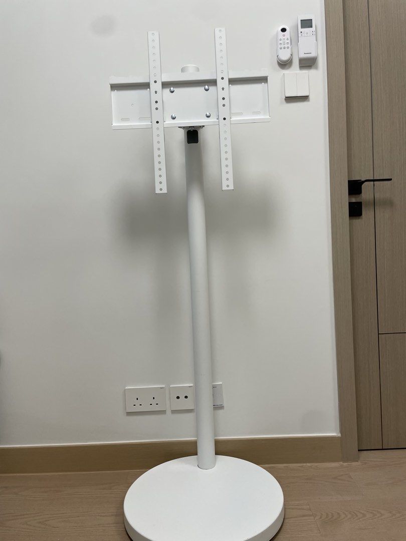 White Floor TV Stand with Mount, 家庭電器, 電視 & 其他娛樂, 電視組件及配件 - Carousell