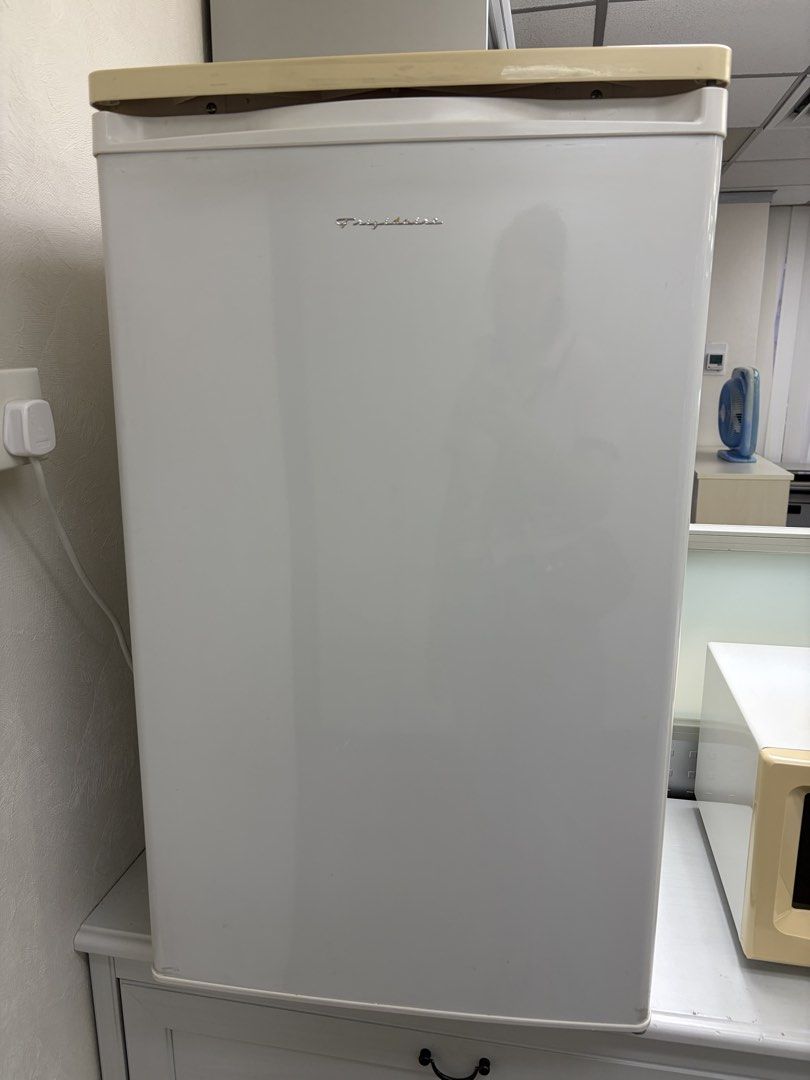 Frigidaire White Mini Fridge, 家庭電器, 廚房電器, 雪櫃及冰櫃 - Carousell
