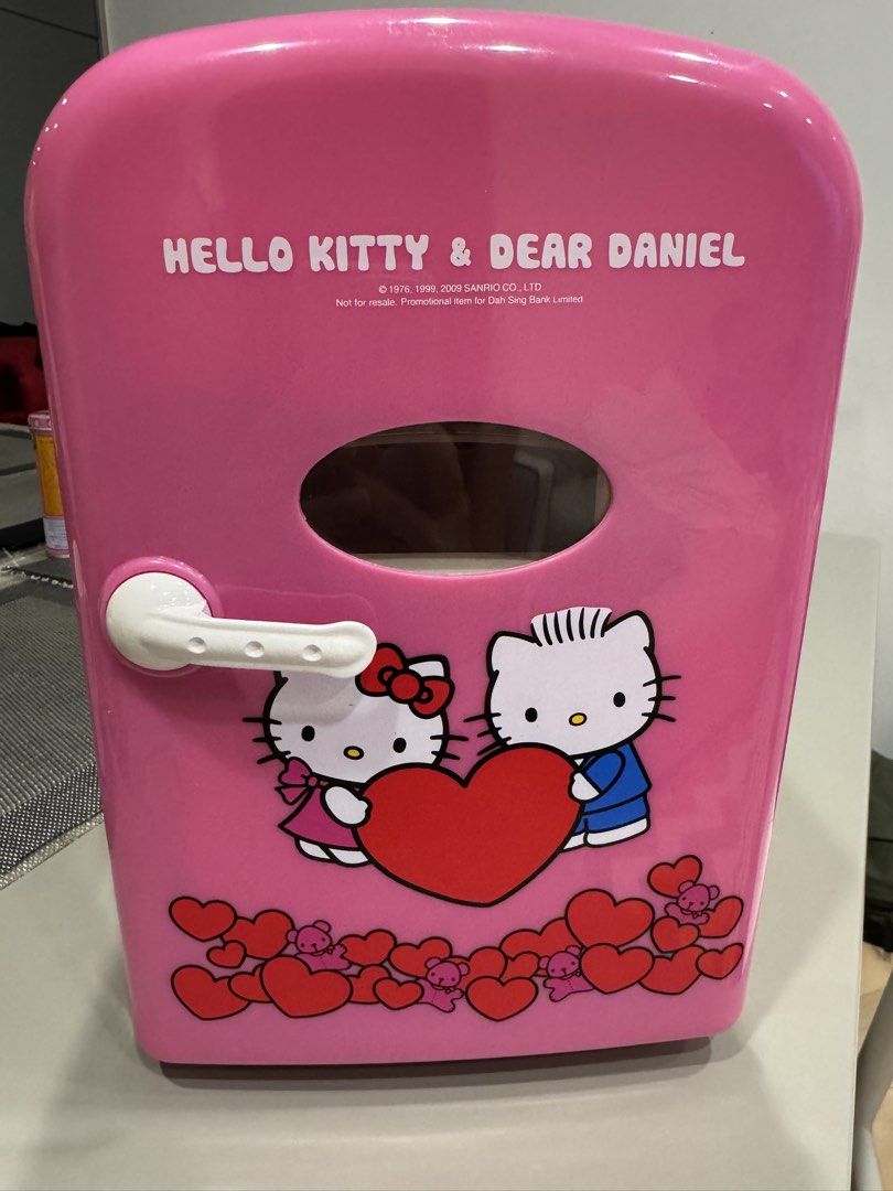 Hello Kitty & Dear Daniel Mini Fridge Cooler & Warmer, 家庭電器, 廚房電器, 雪櫃及 ...