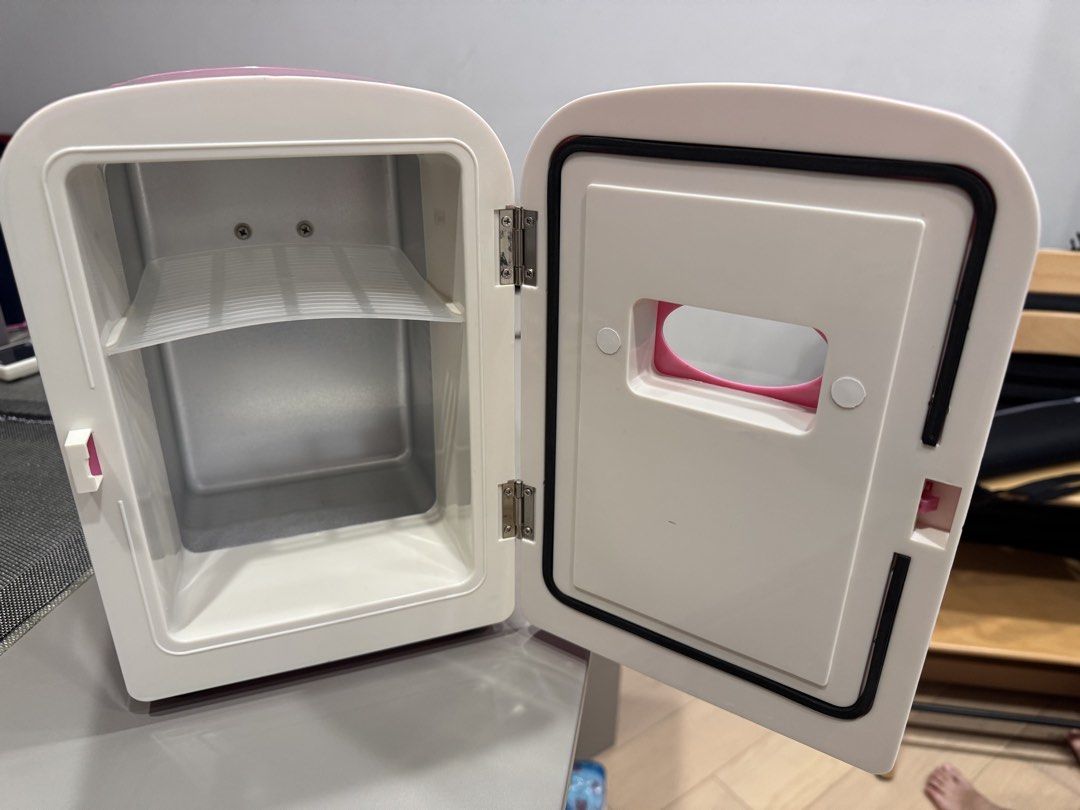Hello Kitty & Dear Daniel Mini Fridge Cooler & Warmer, 家庭電器, 廚房電器, 雪櫃及 ...