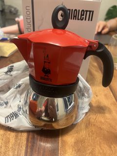 Bialetti Brikka Moka Pot Yellow, 家庭電器, 廚房電器, 咖啡機及咖啡壺 - Carousell