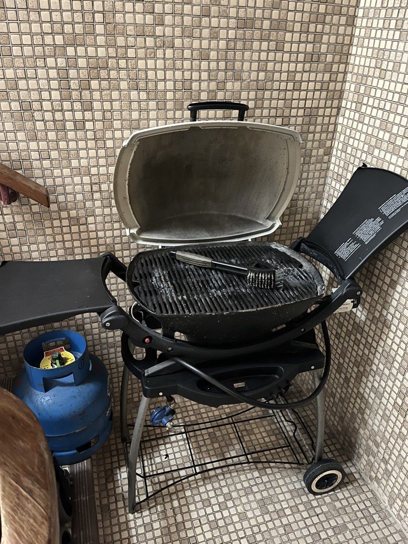 Weber Q Portable Gas Grill with Stand and Propane Tank, 家庭電器, 廚房電器, 燒烤爐 ...